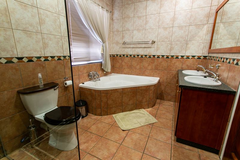 Room 11 - Royl Court Guest House